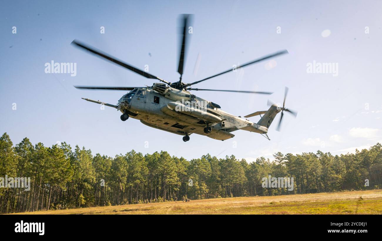 A U.S. Marine Corps CH-53E Super Stallion with 464th Marine Heavy ...