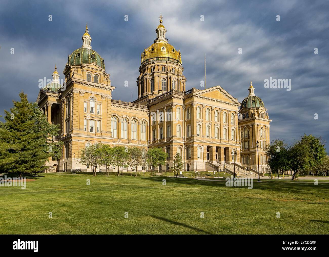 Gold-domed Iowa State Capitol in Des Moines, Iowa Stock Photo - Alamy