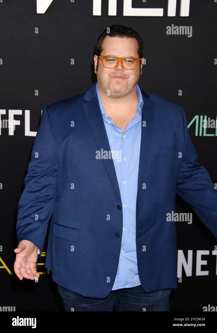 LOS ANGELES, CALIFORNIA - OCTOBER 21: Josh Gad attends the Los Angeles ...