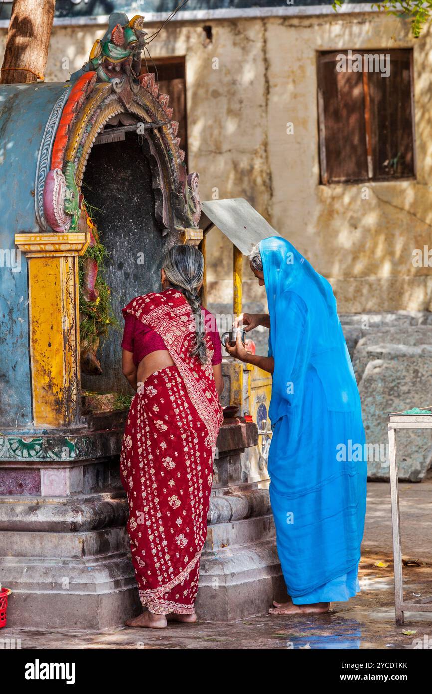 Indian women worship Hindu god Ganesh in famous Meenakshi Amman Temple ...