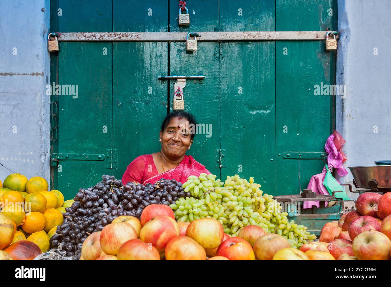 Indian woman - hawker street vendor of fruits Stock Photo - Alamy