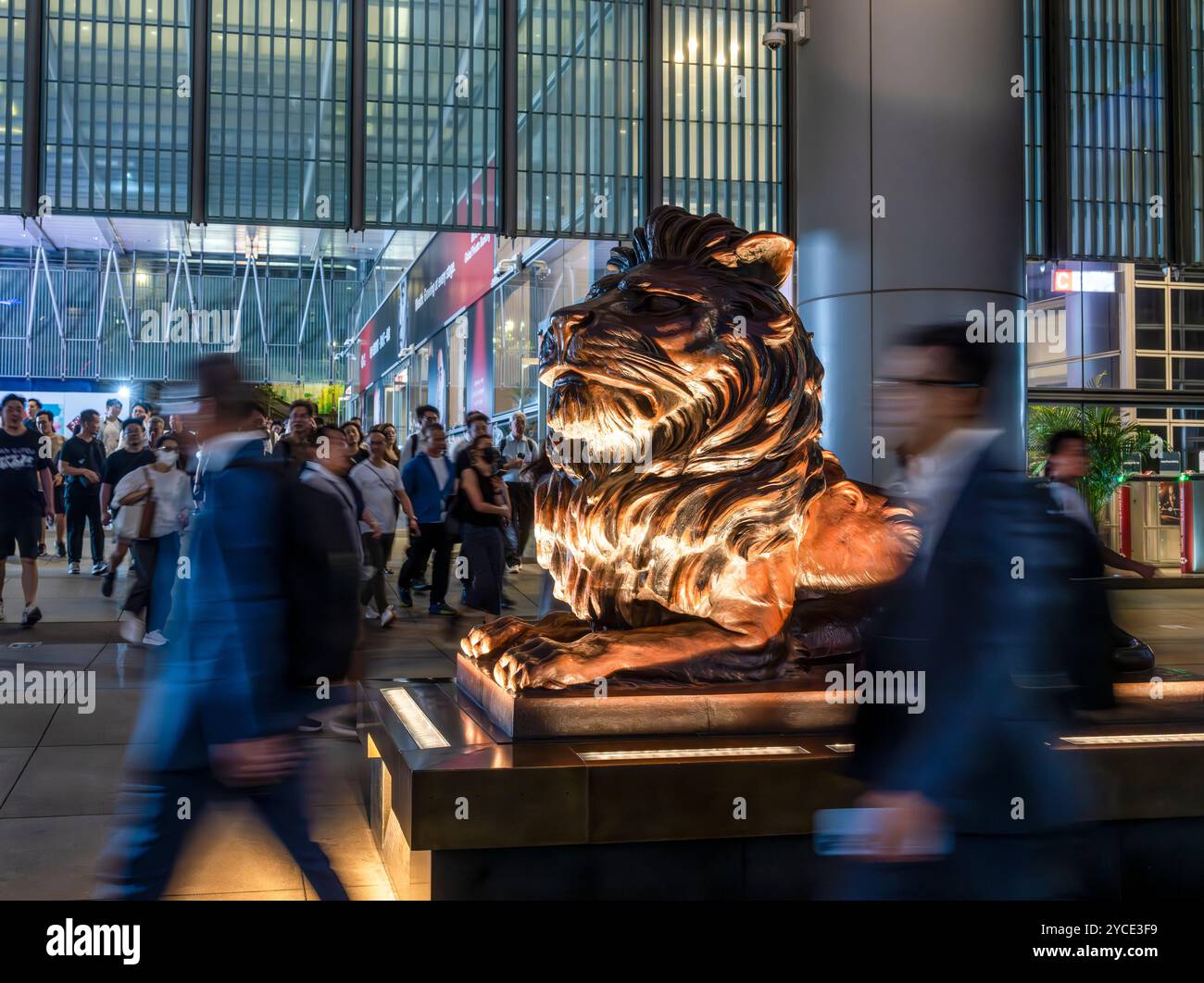 The bronze lion outside the HSBC headquarters in central financial ...