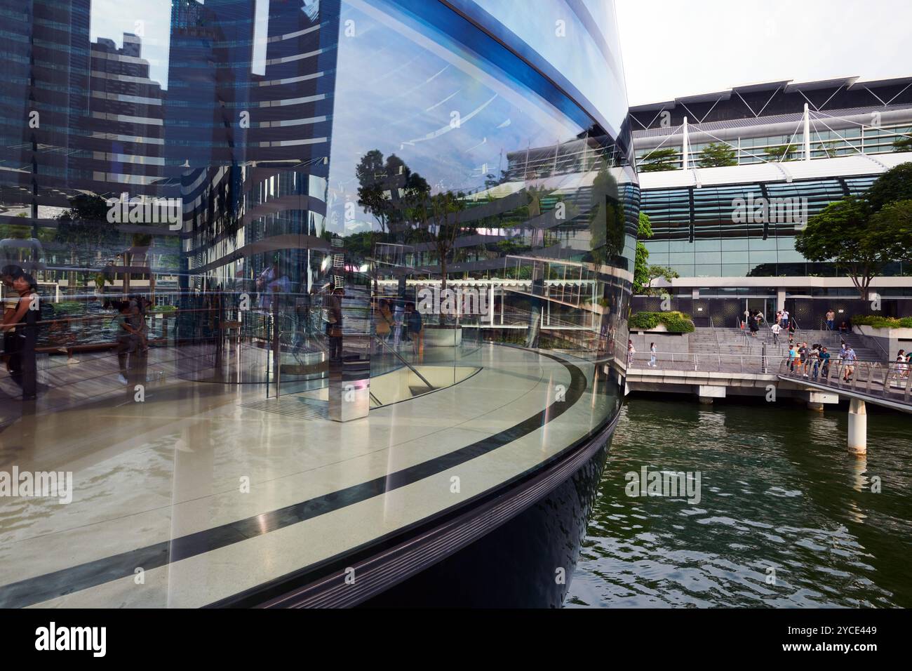 Apple flagship store in Marina Bay in Singapore Stock Photo - Alamy