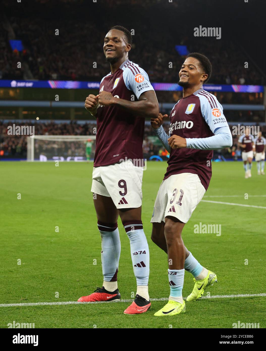 Jhon Duran (AV) celebrates with Leon Bailey (AV) after scoring the ...