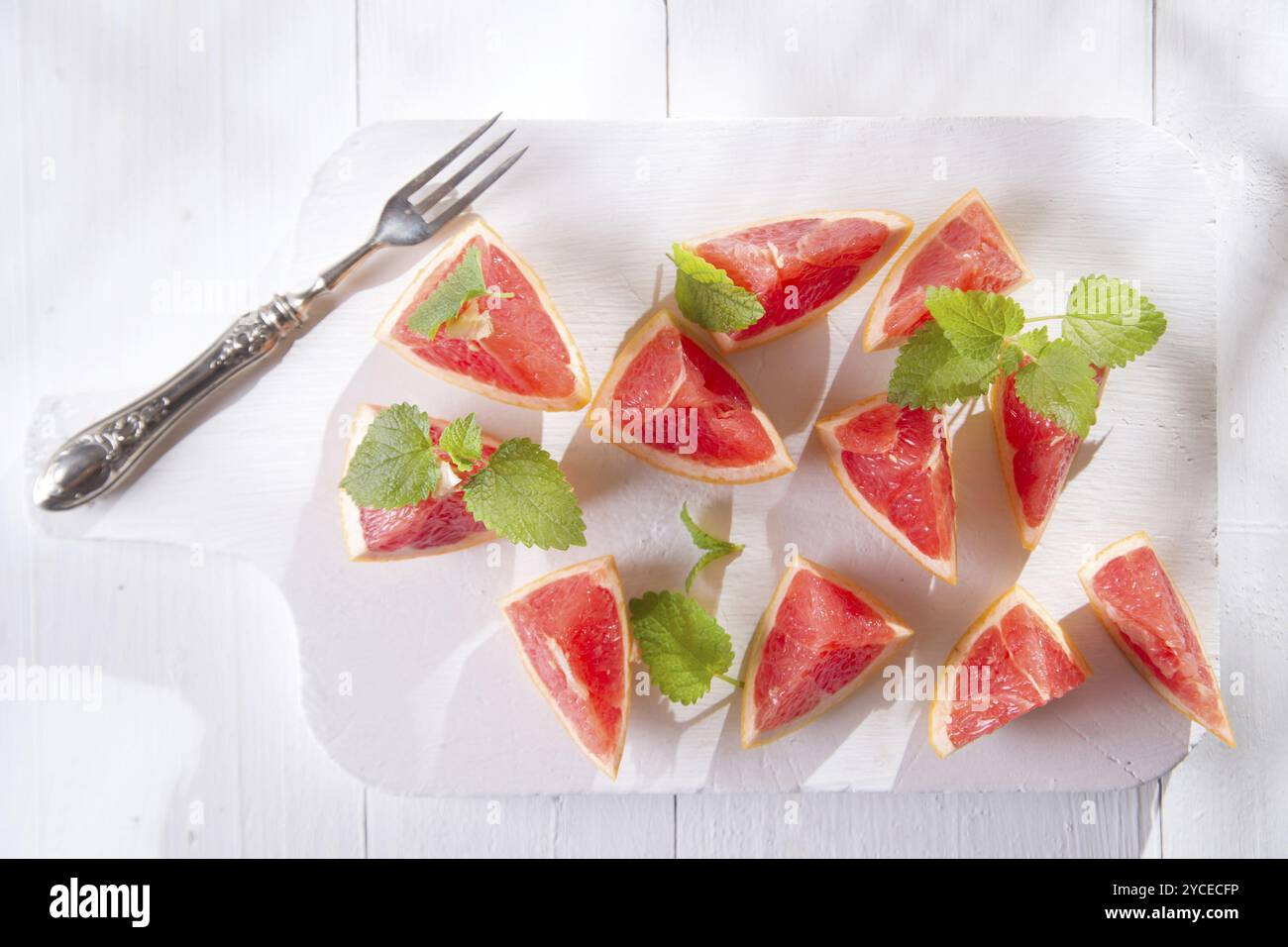 Presentation on cutting red grapefruit segments Stock Photo - Alamy