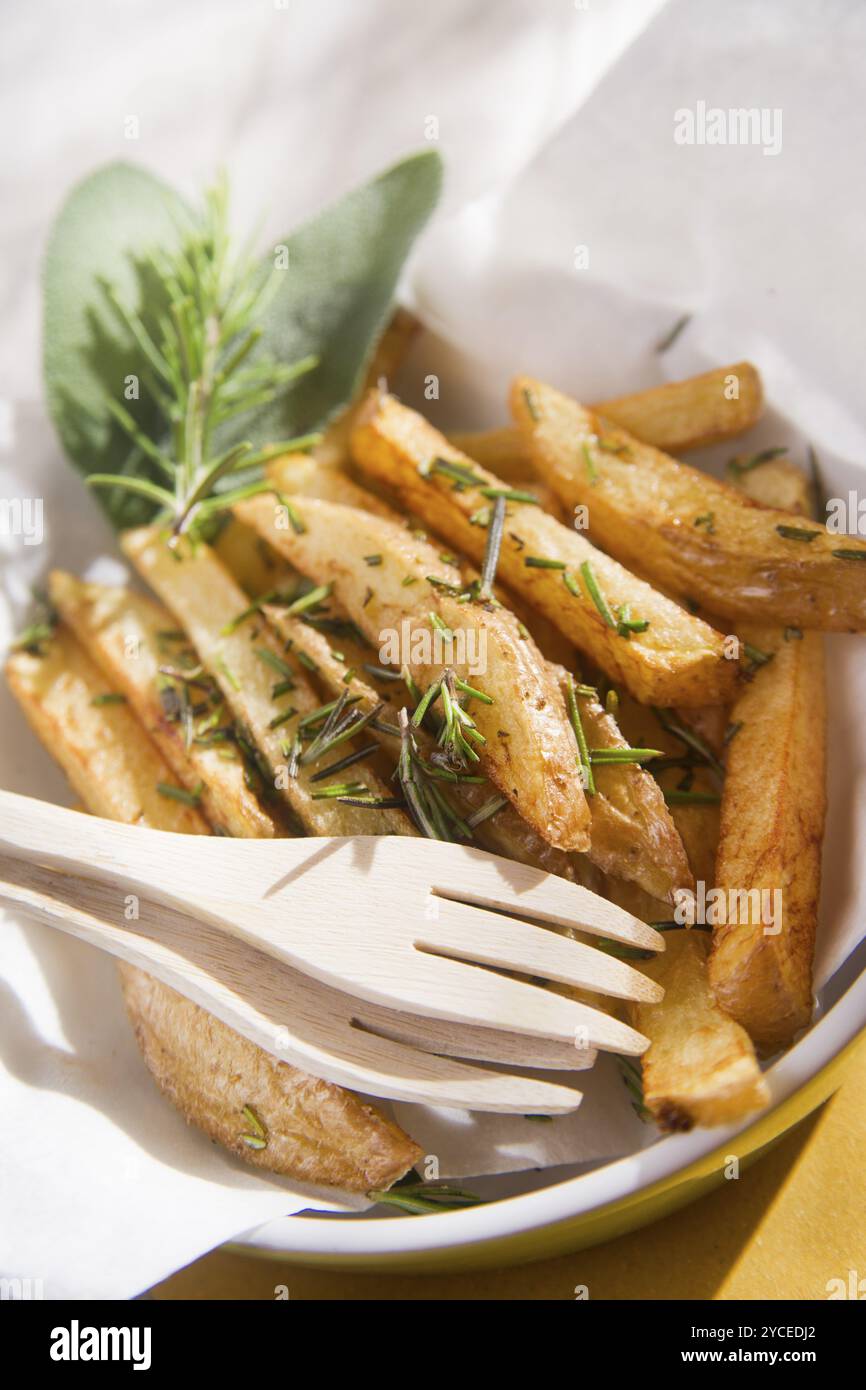 Presentation of a plate of homemade potato chips Stock Photo - Alamy