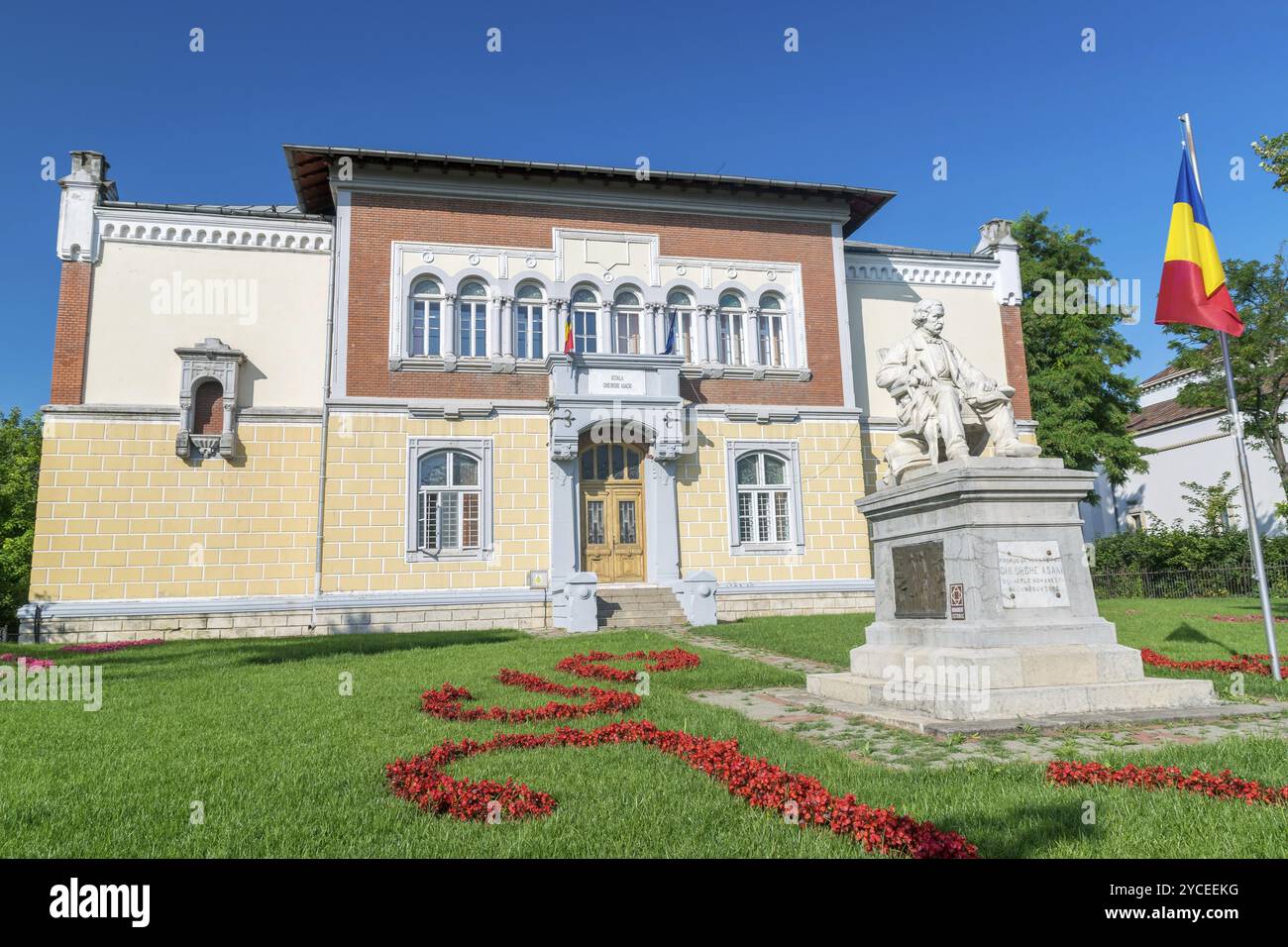 Gheorghe Asachi statue and Primary School Gheorghe Asachi in Iasi ...