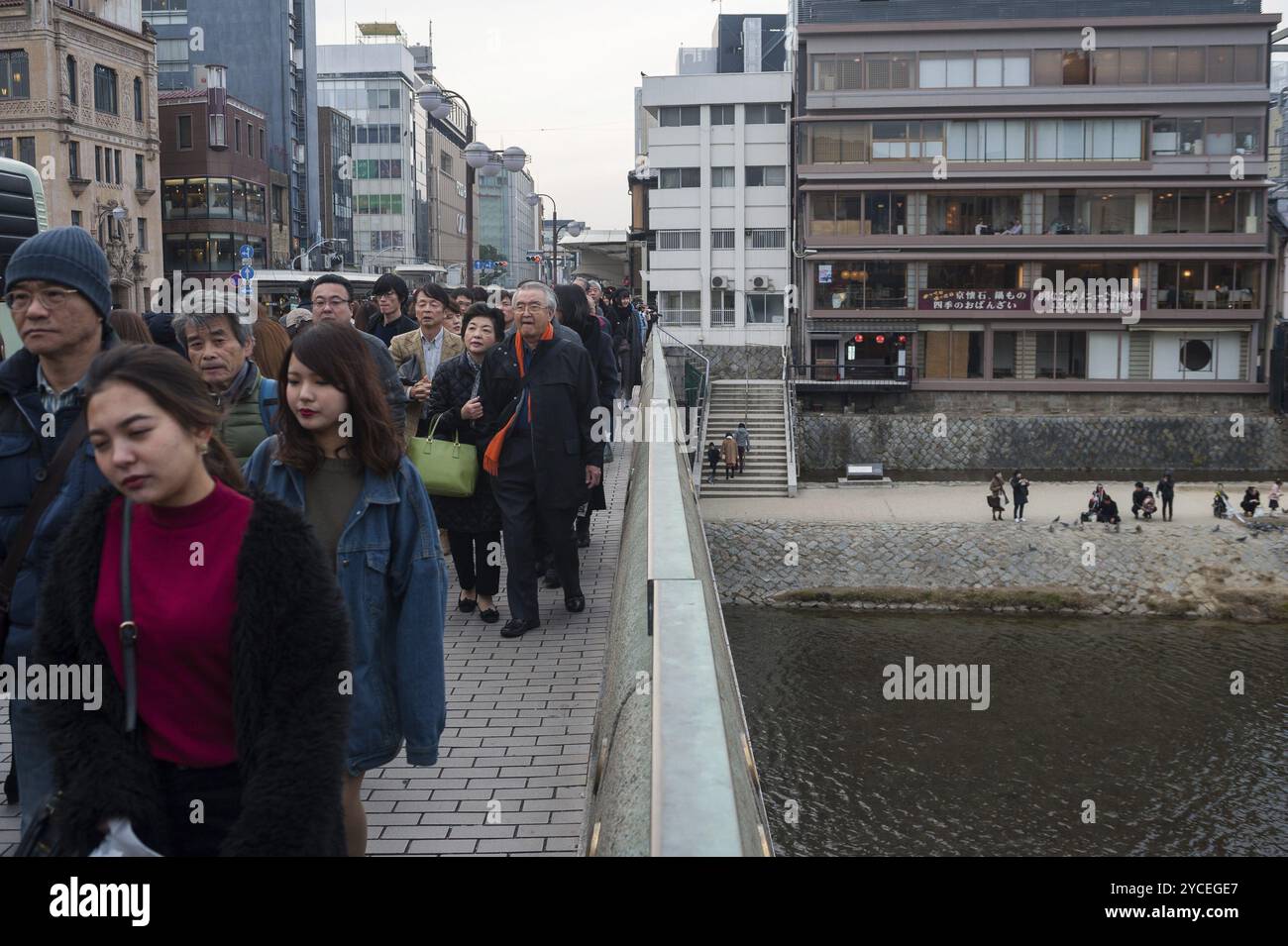 23.12.2017, Kyoto, Japan, Asia, Pedestrians crossing the Shijo Bridge ...
