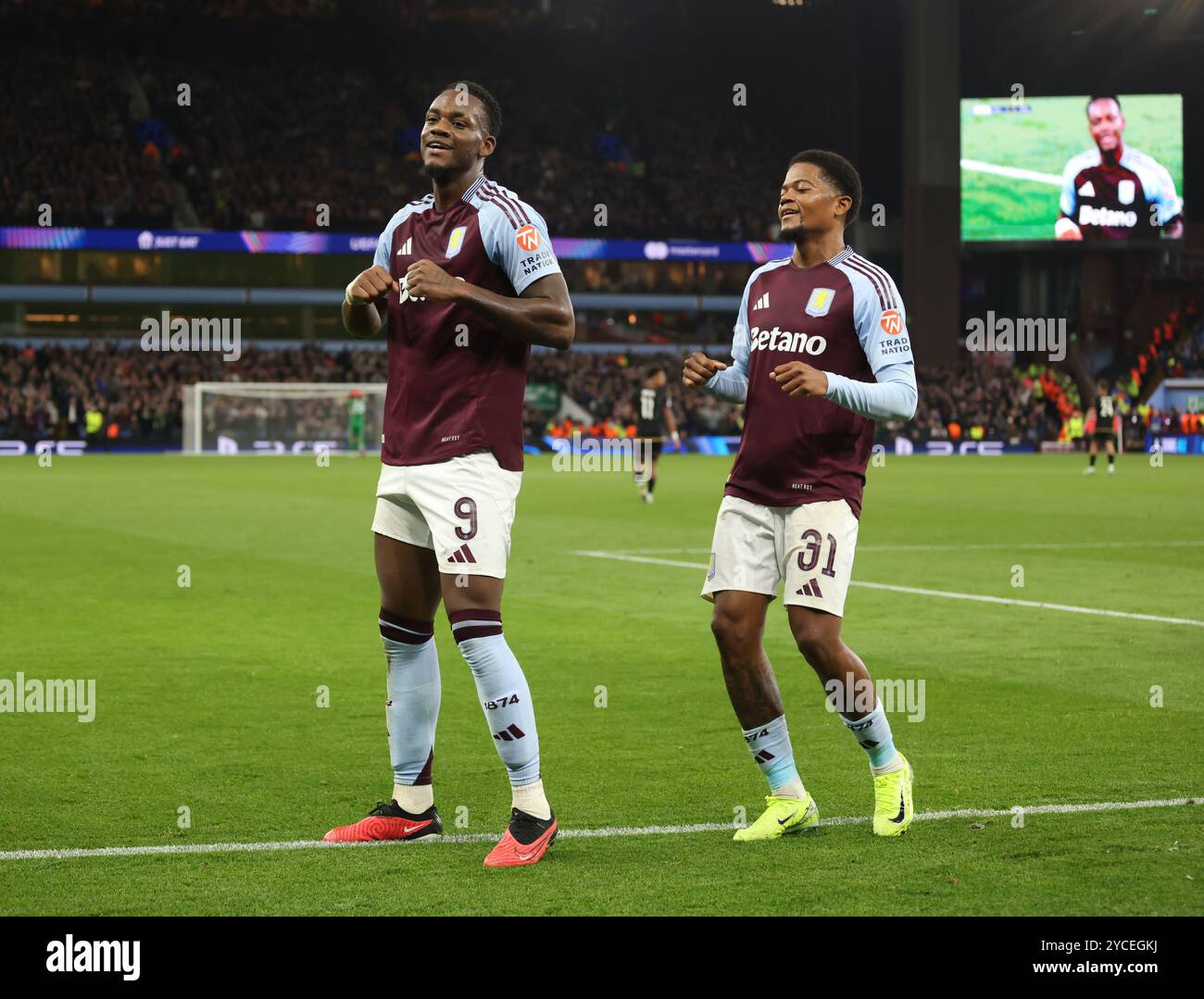 Jhon Duran (AV) celebrates with Leon Bailey (AV) after scoring the ...