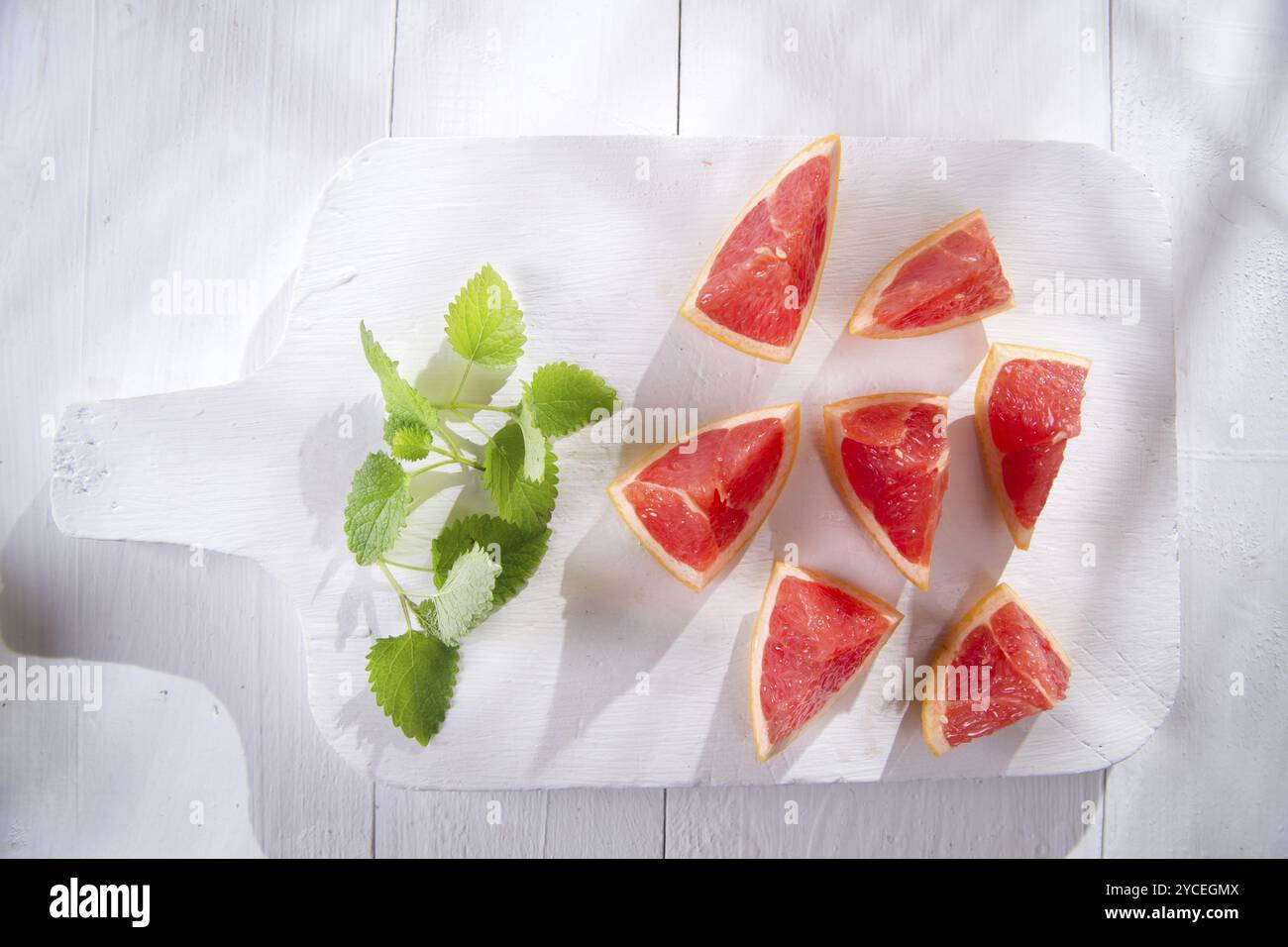 Presentation on cutting red grapefruit segments Stock Photo - Alamy