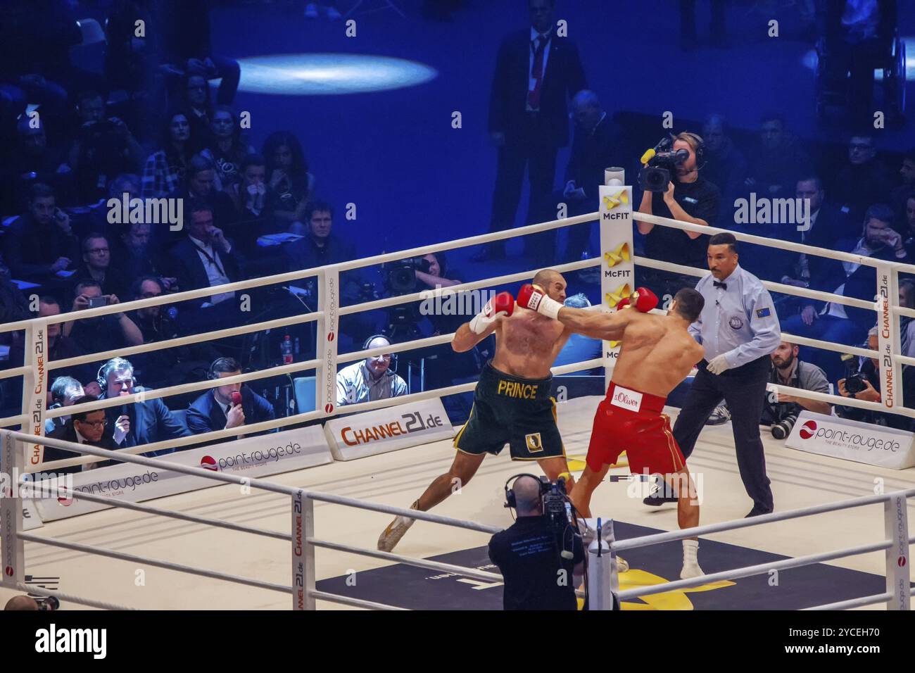 11-28-2015 Dusseldorf, Germany. Tyson Fury swings passionately for a ...