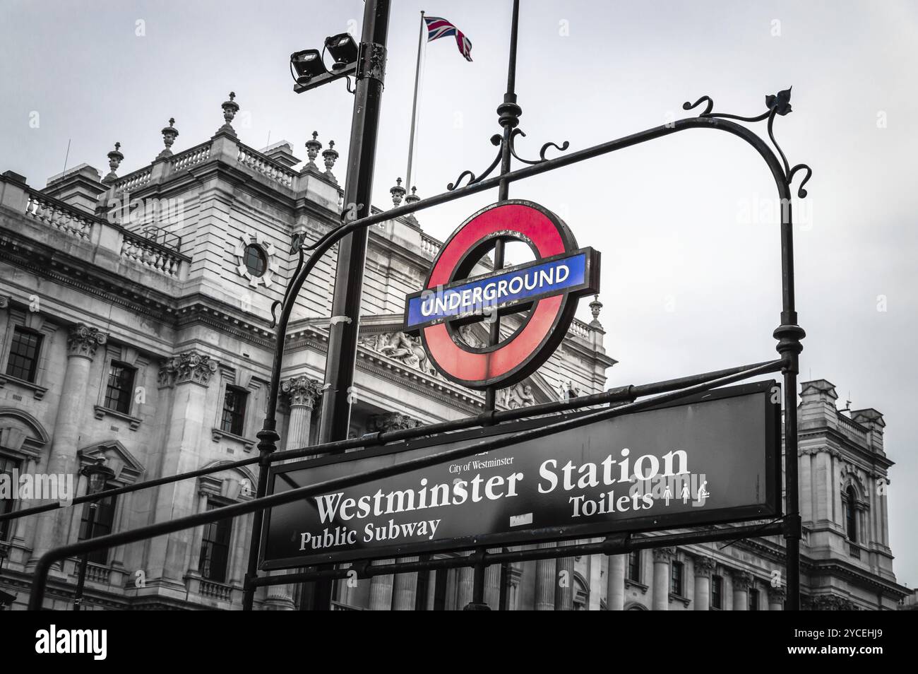 London underground logo hi-res stock photography and images - Alamy