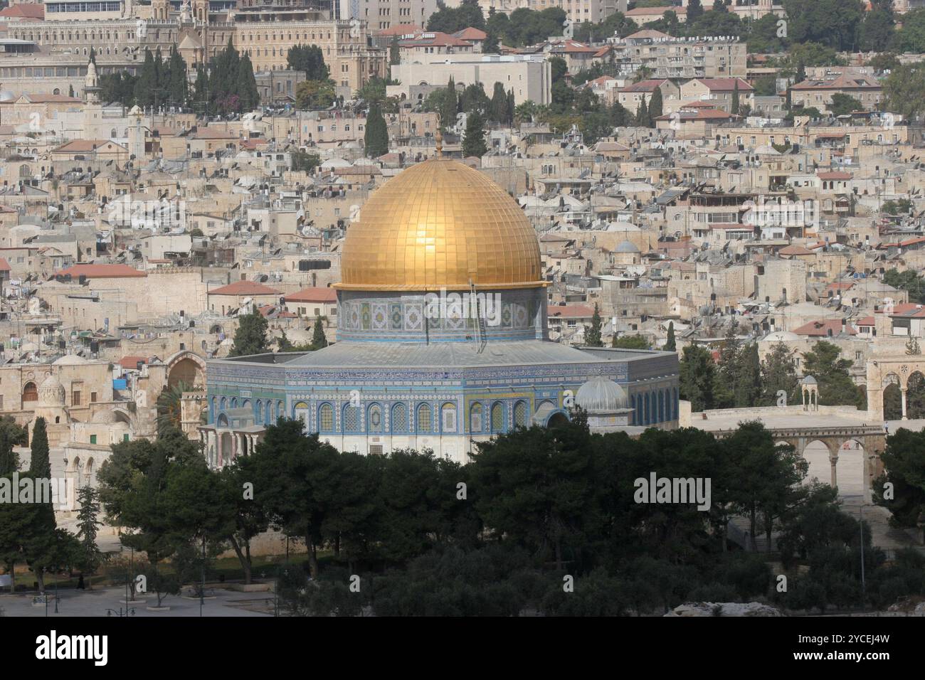 Golden dome mosque on hi-res stock photography and images - Alamy