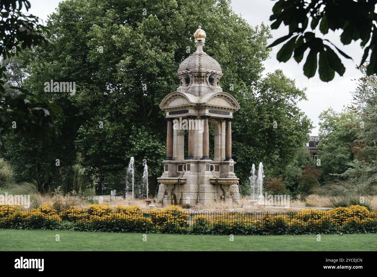 Beautiful fountain in the park Sarphatipark in Oude Pijp, nicknamed the ...