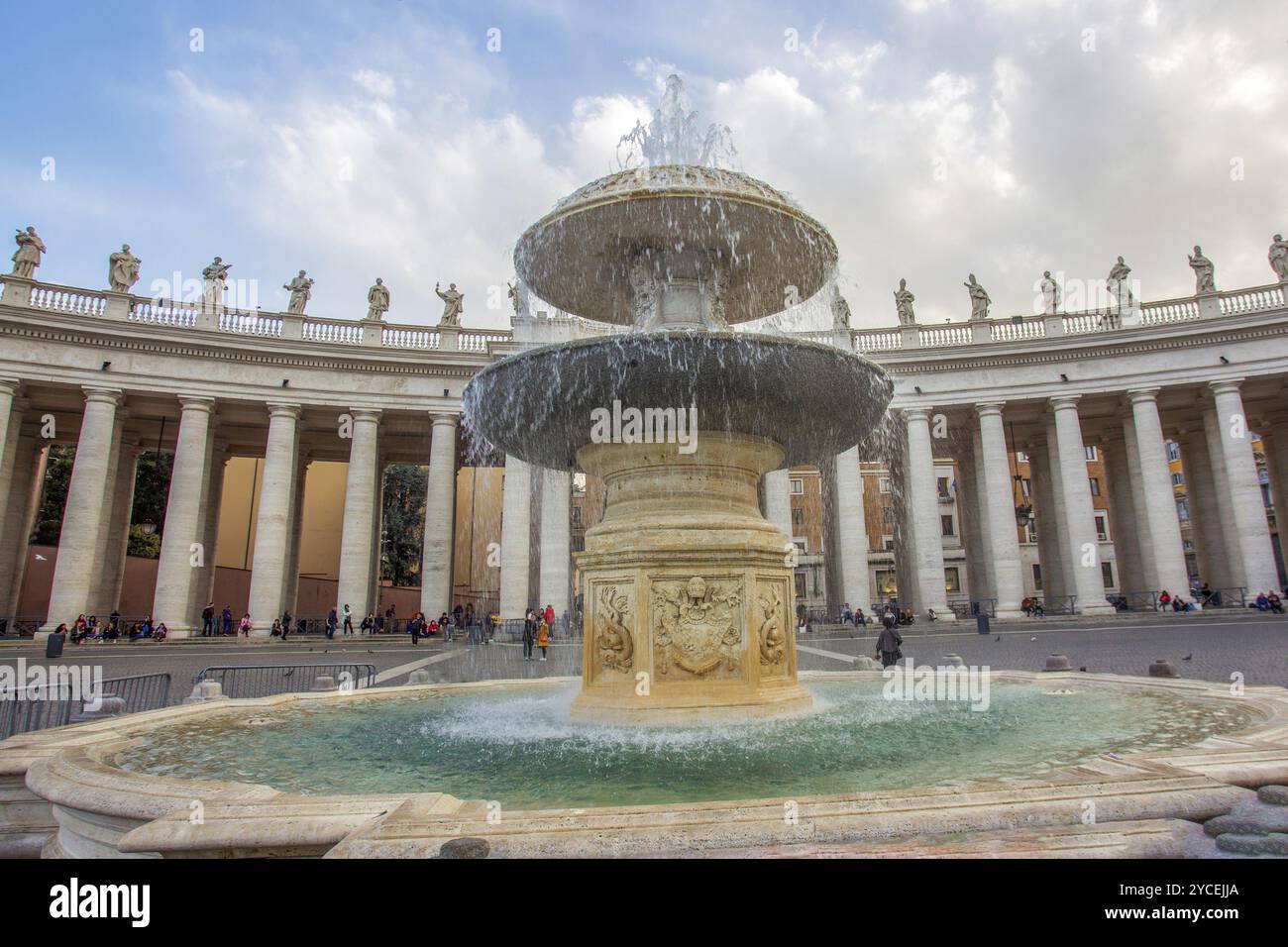Fountain del Bernini in St. Peter's Square Vatican, Bright Italian sun ...