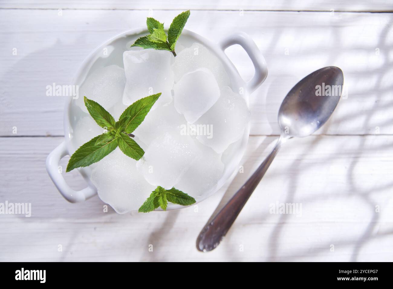 Presentation of ice cubes for drinks container Stock Photo - Alamy