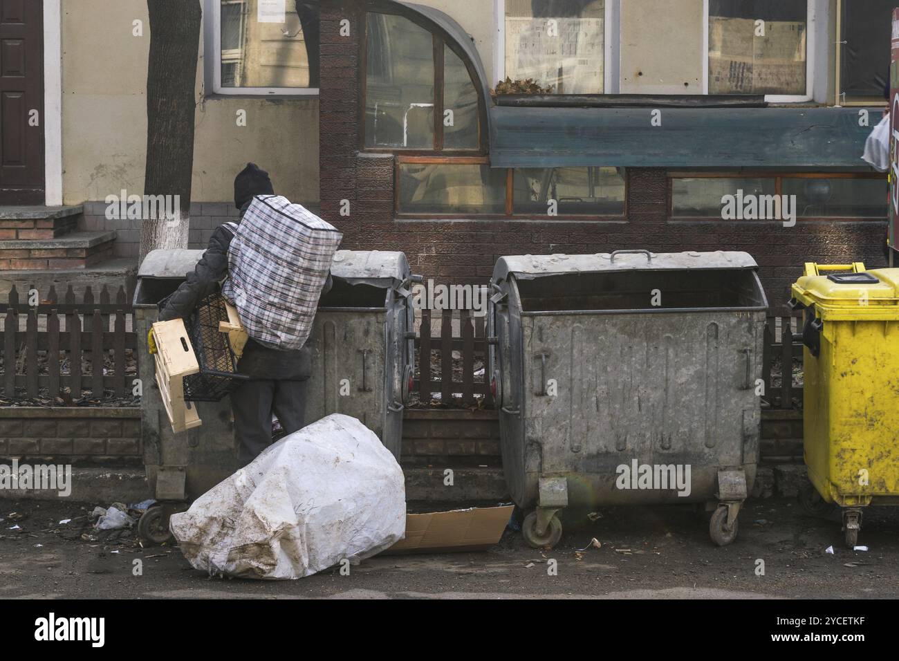 Man searching for something hi-res stock photography and images - Alamy