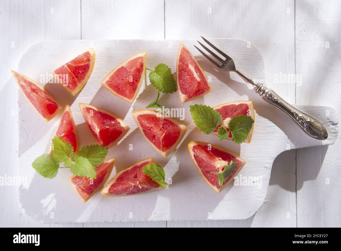Presentation on cutting red grapefruit segments Stock Photo - Alamy