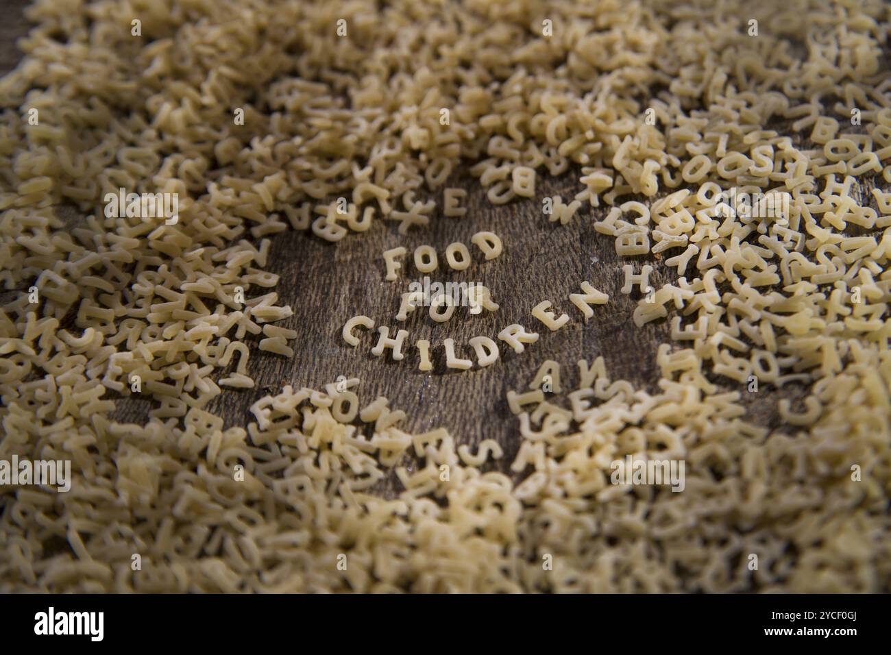 Pasta in the shape of letters of the alphabet to children's nutrition ...