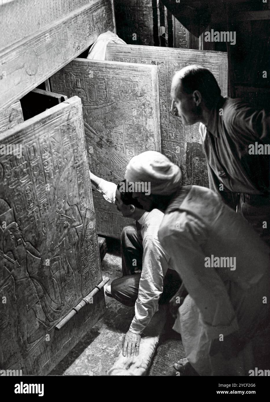 Howard Carter in the Tomb of Tutankhamon Stock Photo - Alamy