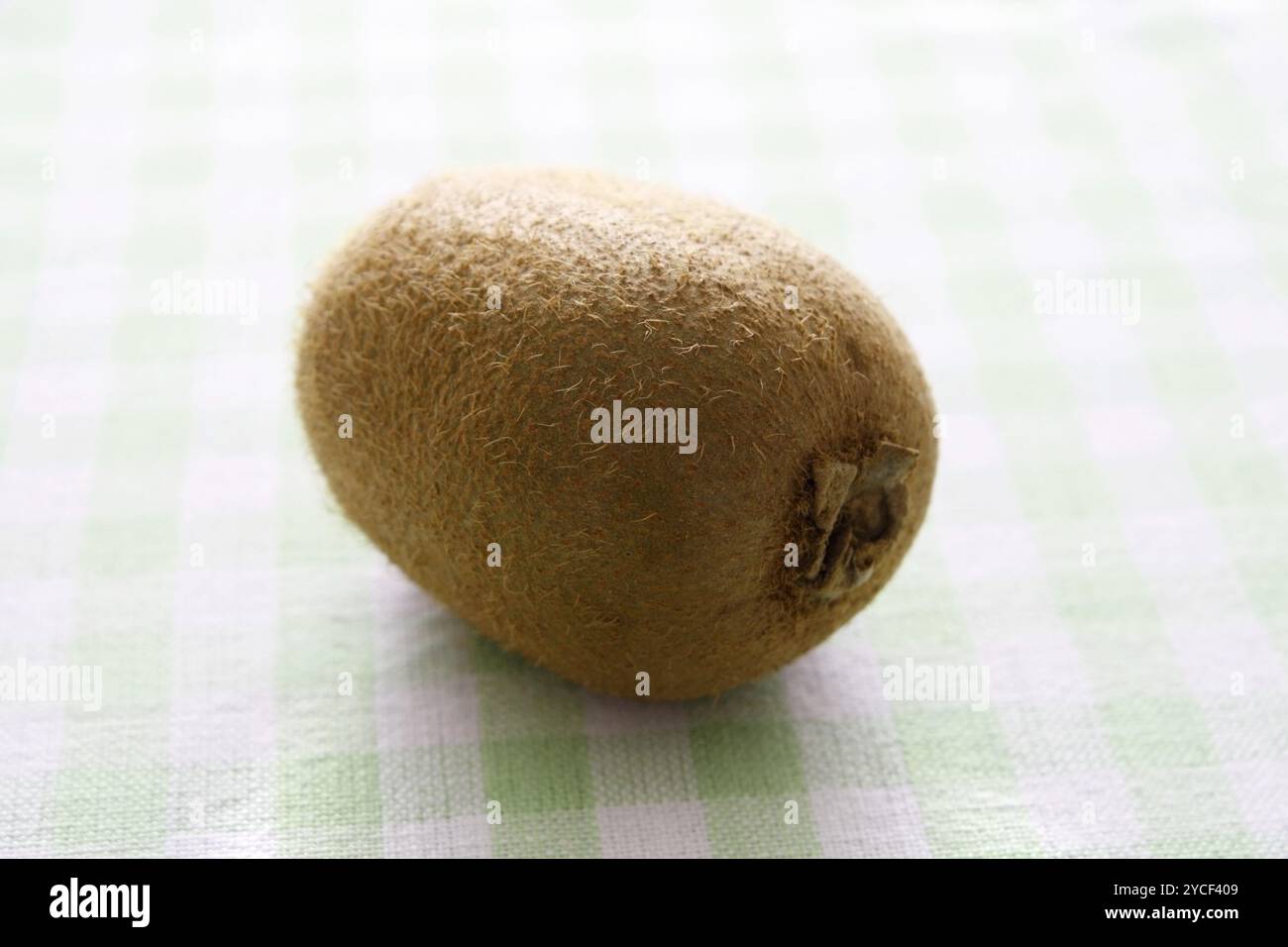 Whole kiwi fruit Stock Photo - Alamy