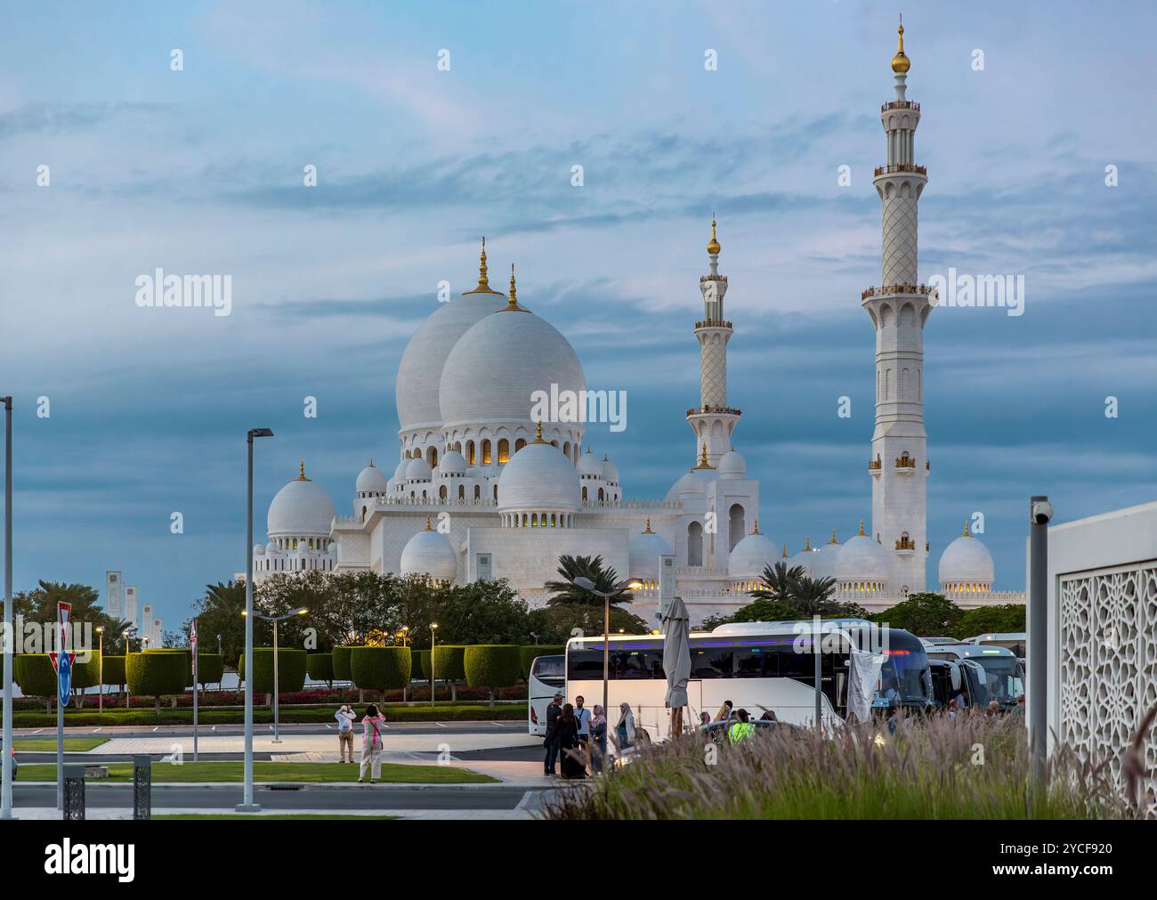 Tourists photographing the mosque, Sheikh Zayed Mosque, Grand Mosque ...