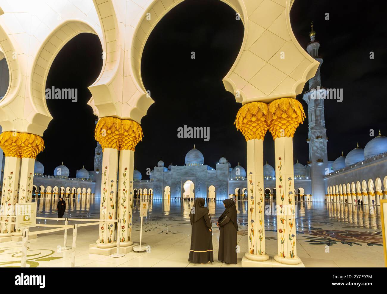 Veiled women, Colonnade, Courtyard, Sheikh Zayed Mosque, Evening ...