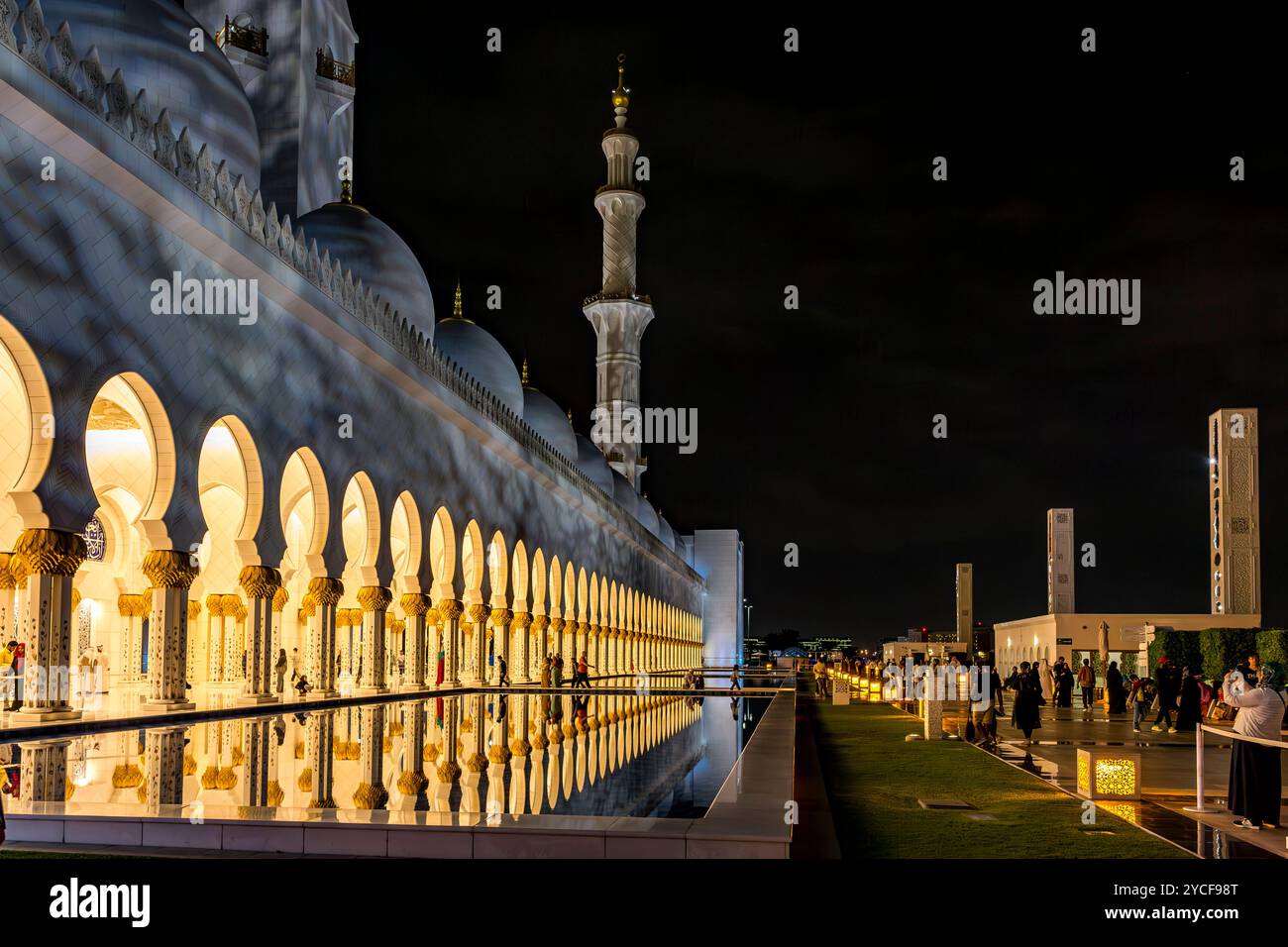 Sheikh Zayed Mosque in the evening lighting, Grand Mosque, Abu Dhabi ...
