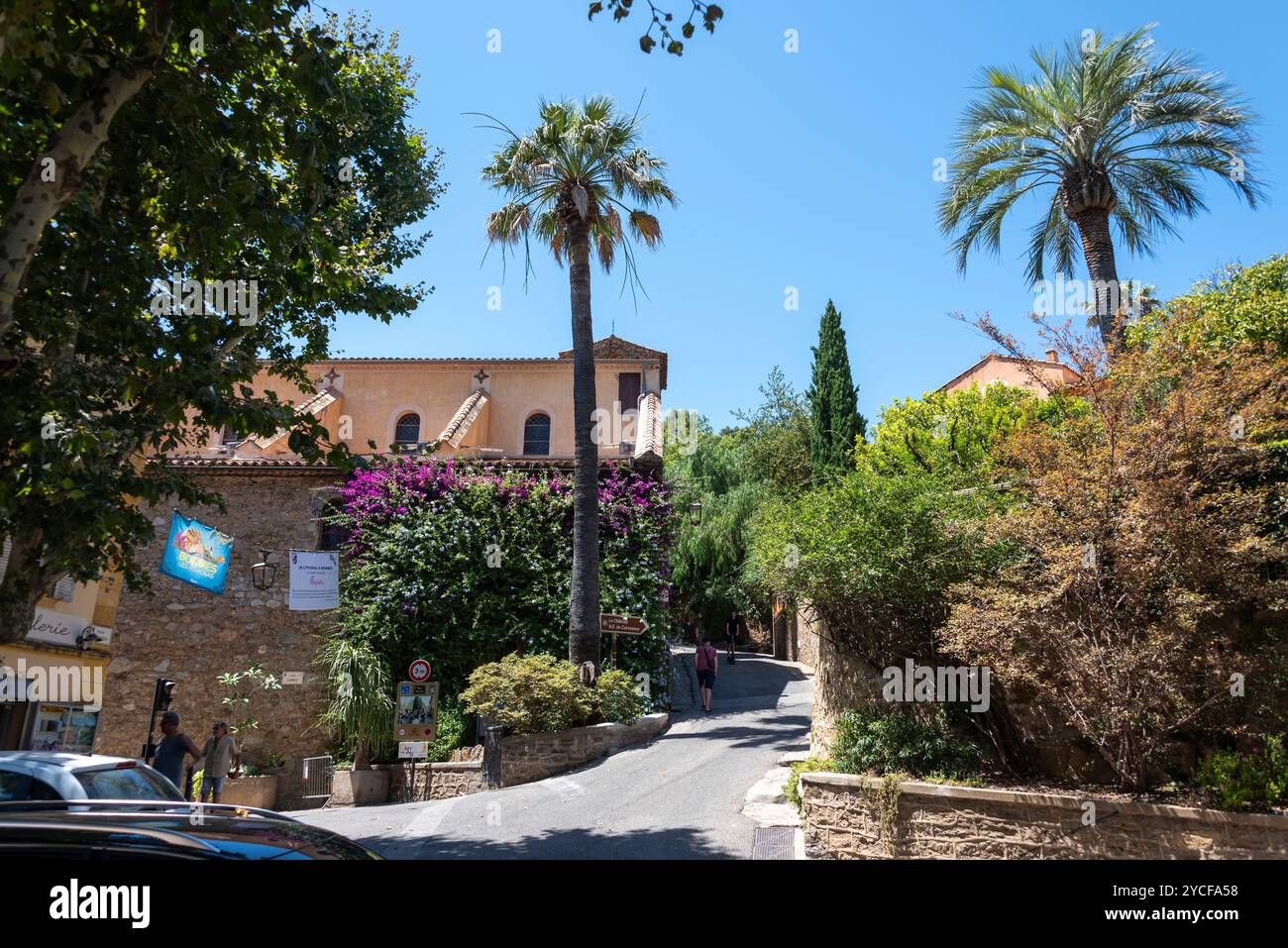 View of alley in Bormes-les-Mimosas, Provence-Alpes-Cote d'Azur, France ...