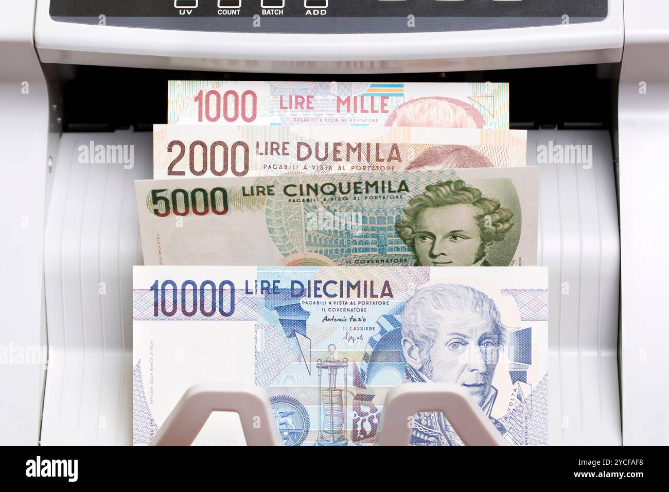 Italian money - lira in the counting machine Stock Photo - Alamy