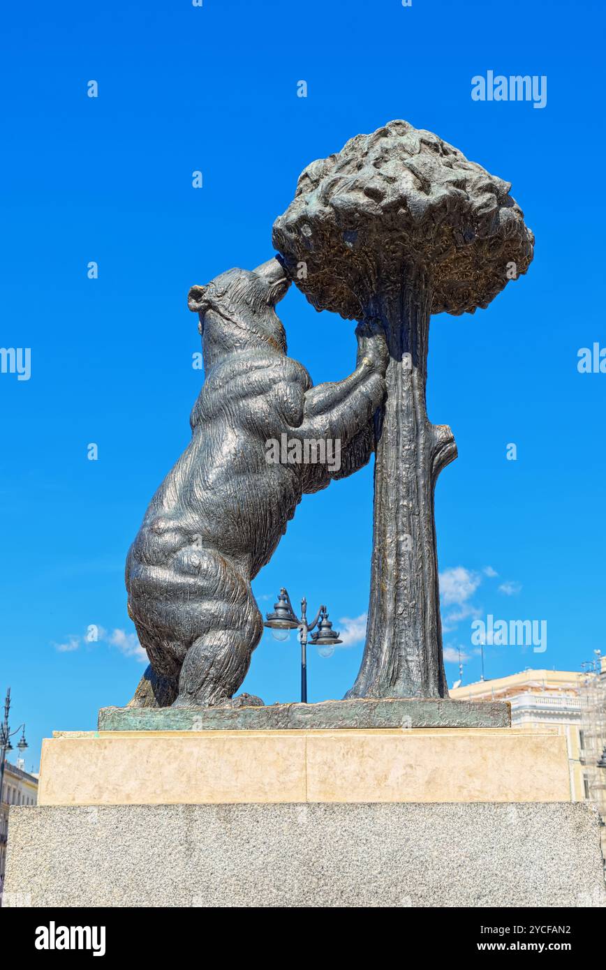 Madrid, Spain - June 06, 2017 : Sculpture of Bear and the Madrono tree ...