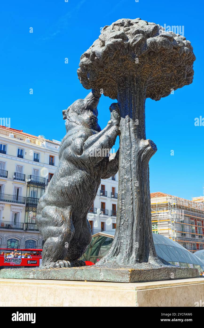 Madrid, Spain - June 06, 2017 : Sculpture of Bear and the Madrono tree ...