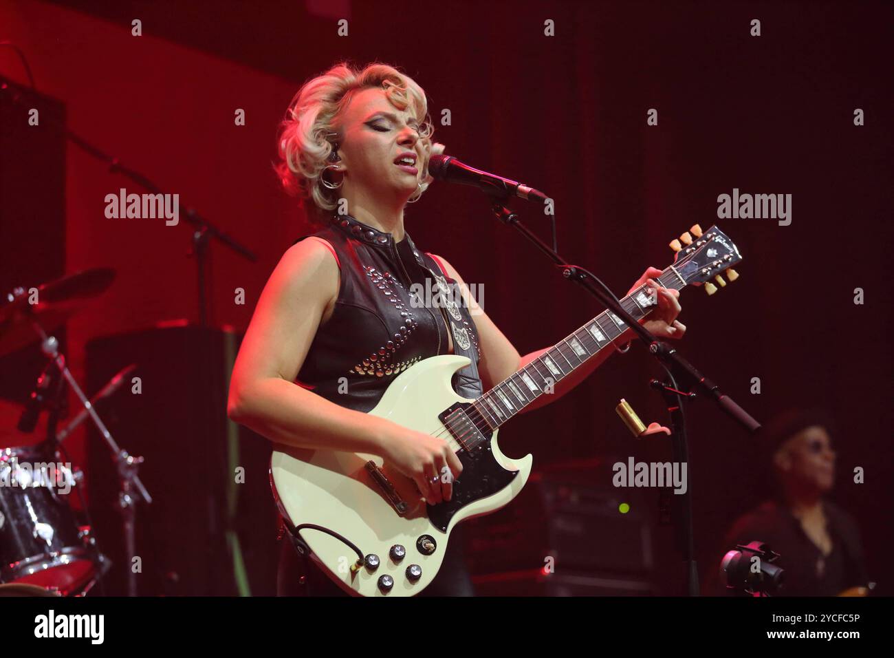 Samantha Fish bei einem Konzert im Hole 44 in Berlin, 22. Oktober 2024 ...