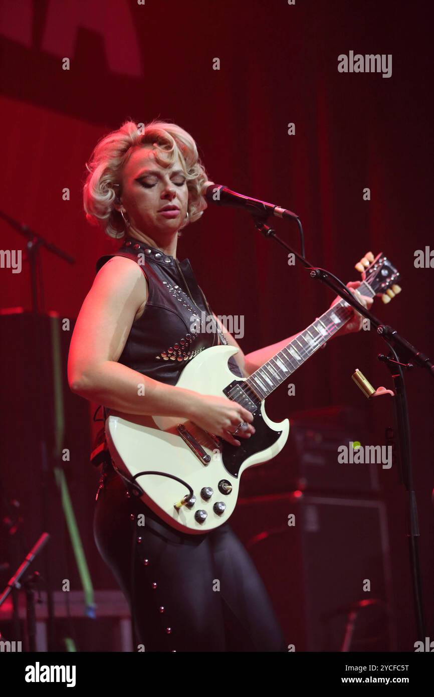 Samantha Fish bei einem Konzert im Hole 44 in Berlin, 22. Oktober 2024 ...
