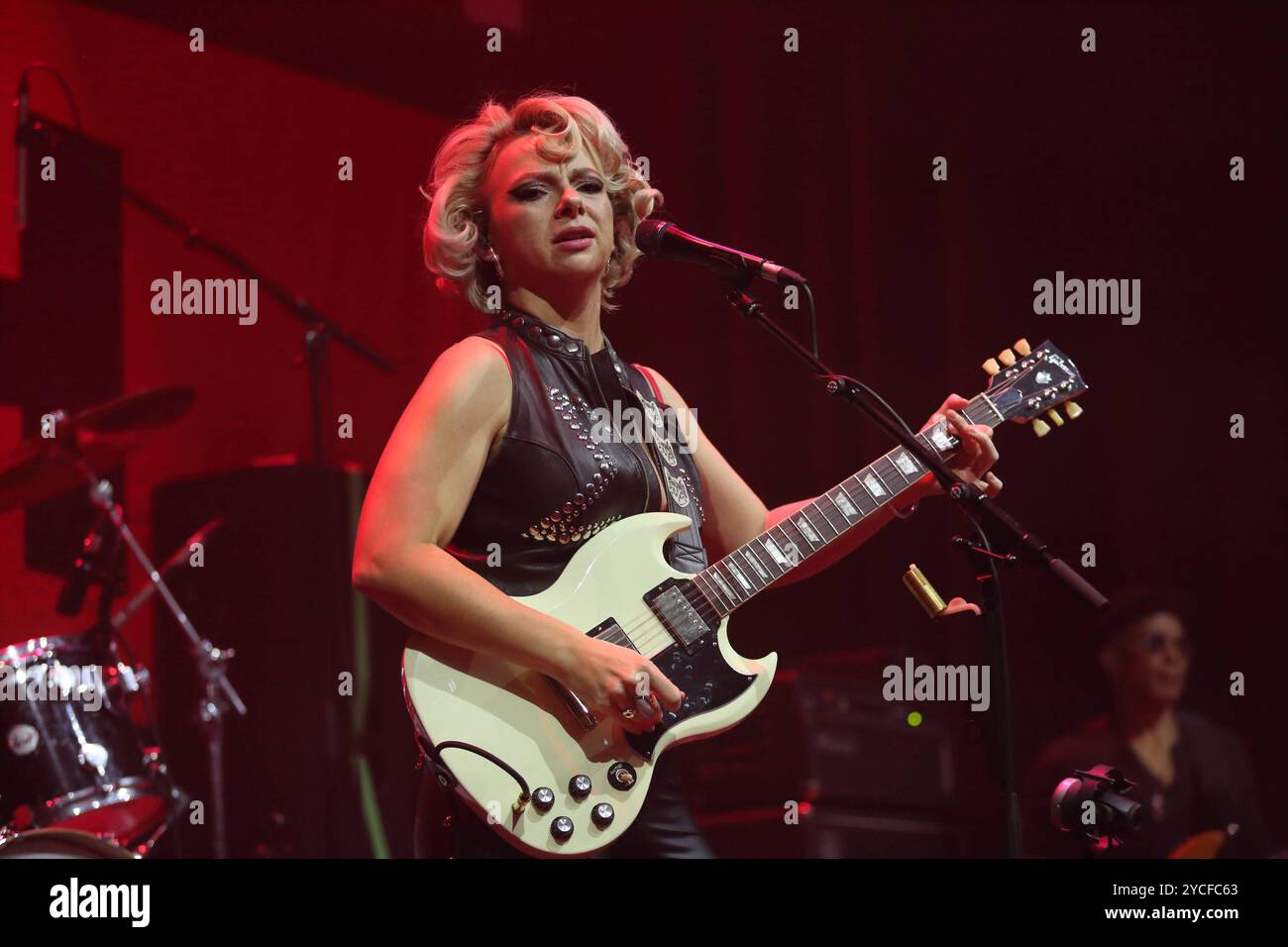 Samantha Fish bei einem Konzert im Hole 44 in Berlin, 22. Oktober 2024 ...