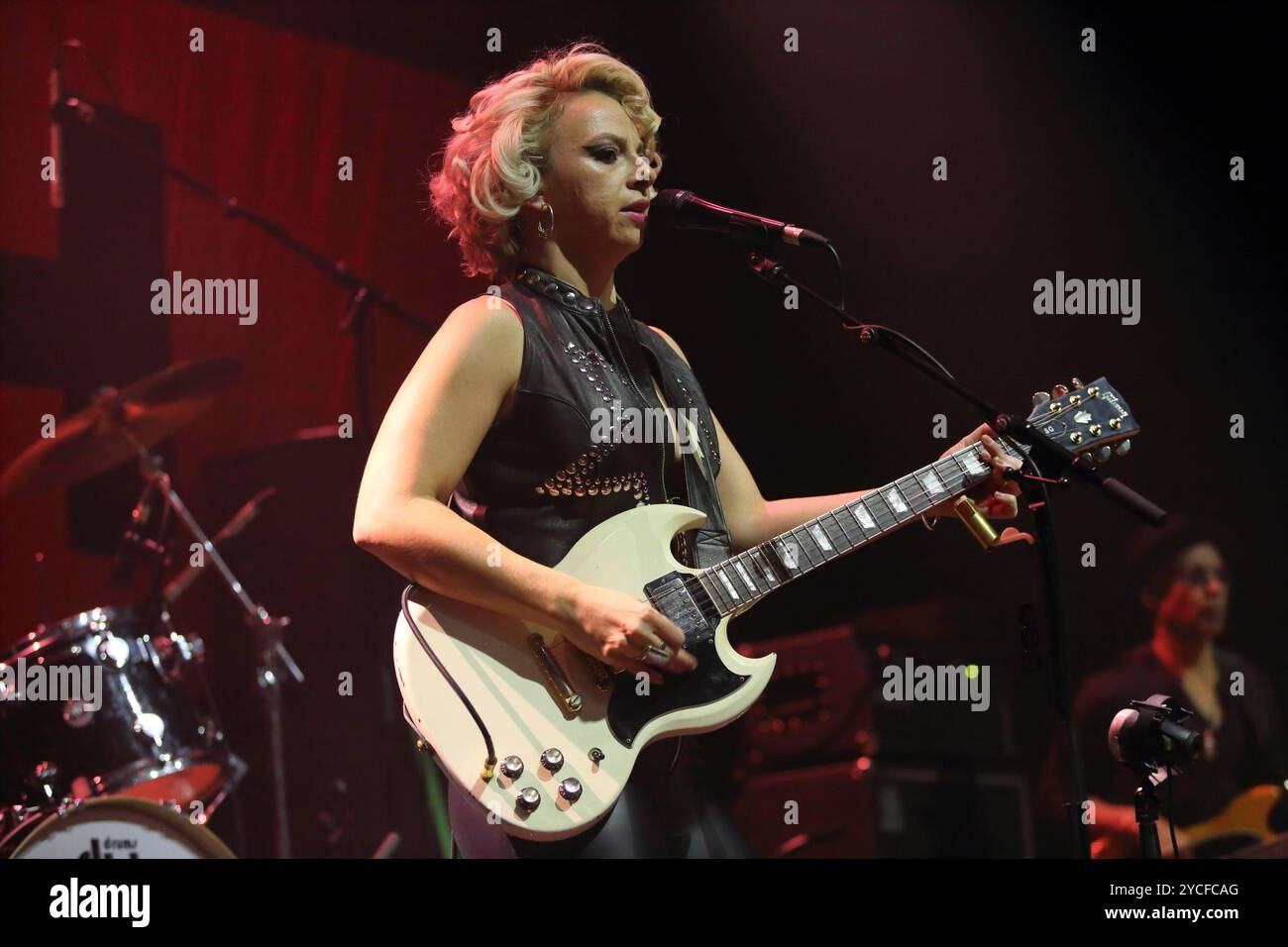 Samantha Fish bei einem Konzert im Hole 44 in Berlin, 22. Oktober 2024 ...