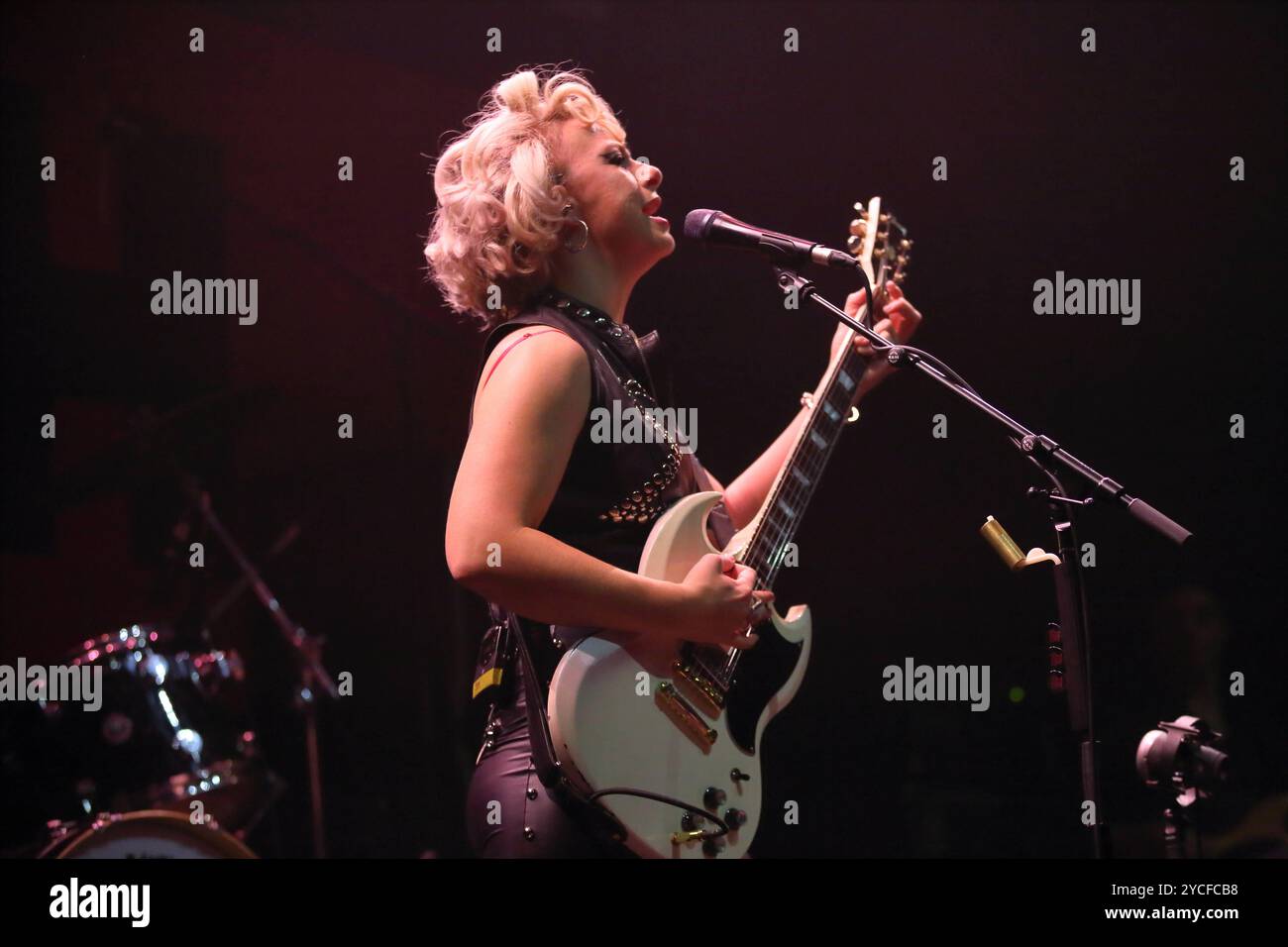 Samantha Fish bei einem Konzert im Hole 44 in Berlin, 22. Oktober 2024 ...