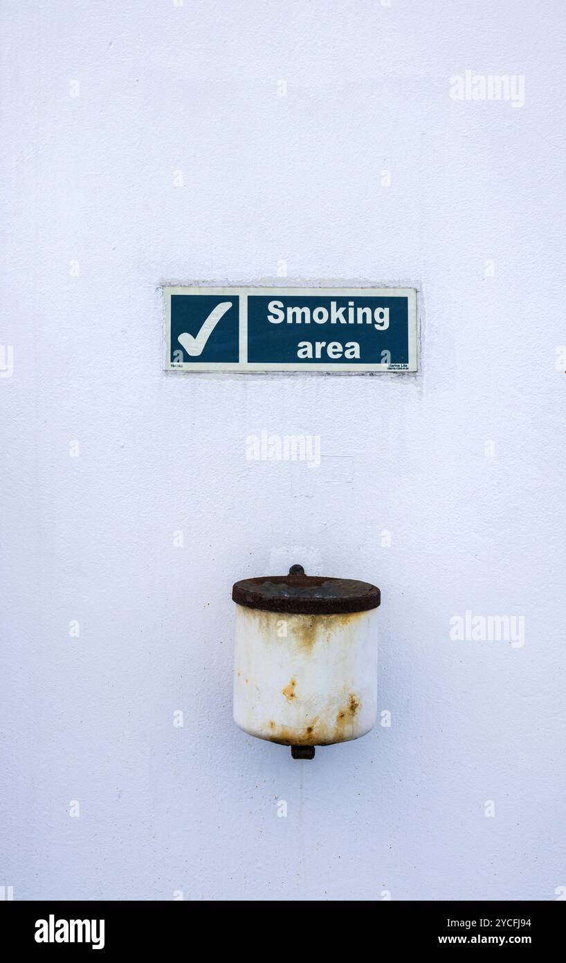 Smoking area, sign, ashtray Stock Photo - Alamy