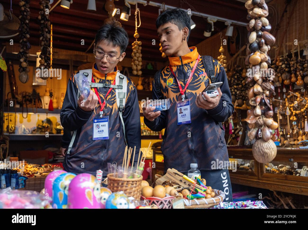 (241023) -- KUNMING, Oct. 23, 2024 (Xinhua) -- Members of Malaysia ...