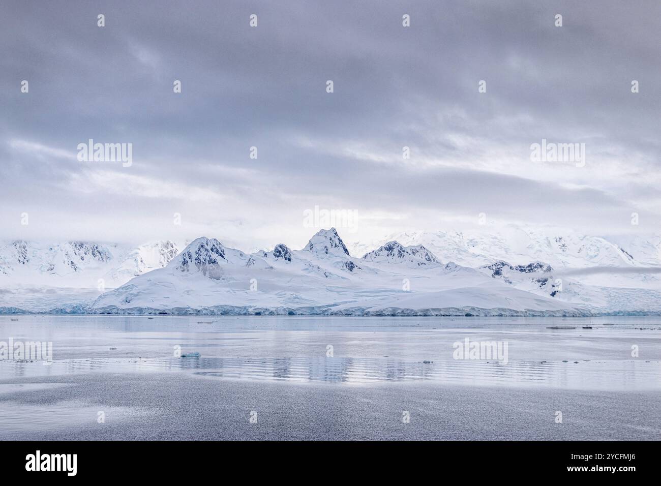 Mountains on the Antarctic coast, reflected on the sea surface ...