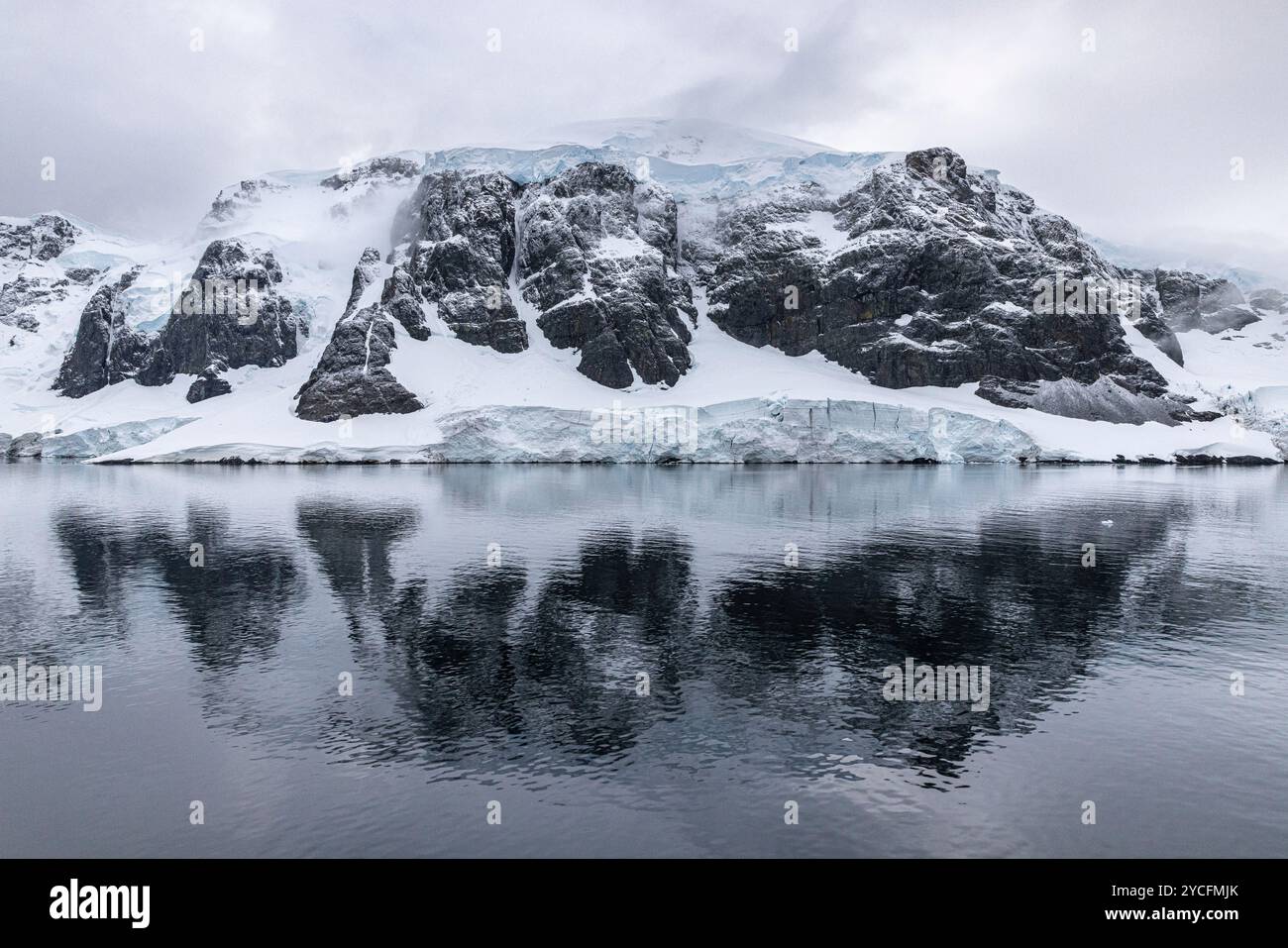 Mountains on the Antarctic coast, reflected on the sea surface ...