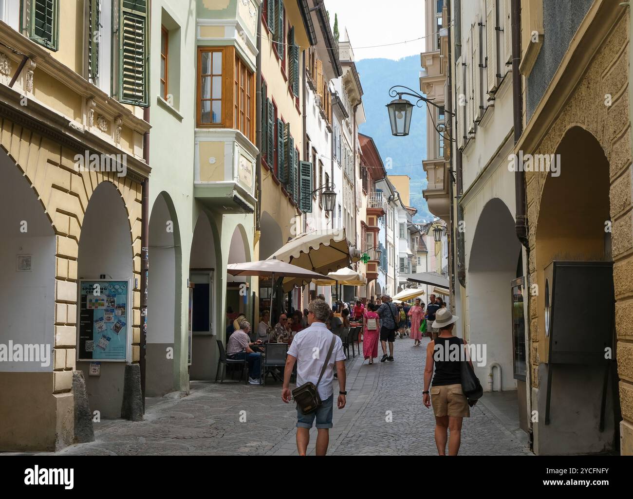 Merano, South Tyrol, Italy, passers-by stroll through the Laubengasse ...
