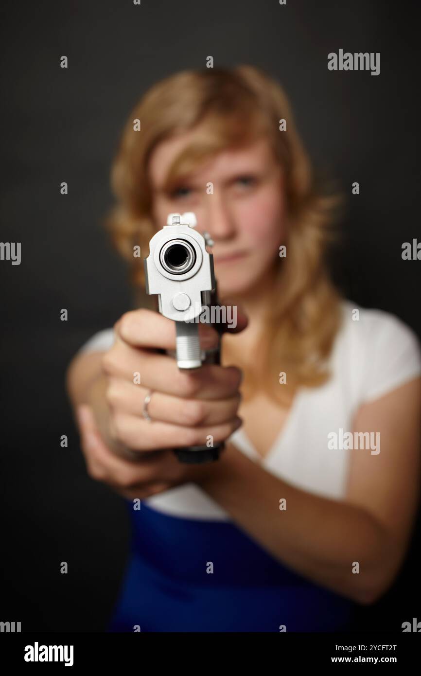 Woman aiming a gun Stock Photo - Alamy