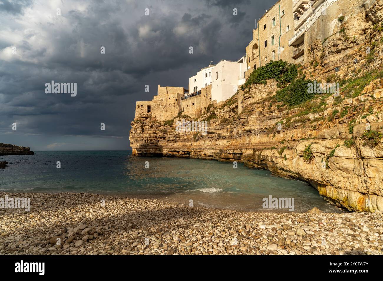 Stadtstrand Spiaggia Lama Monachile in Polignano a Mare, Apulien ...