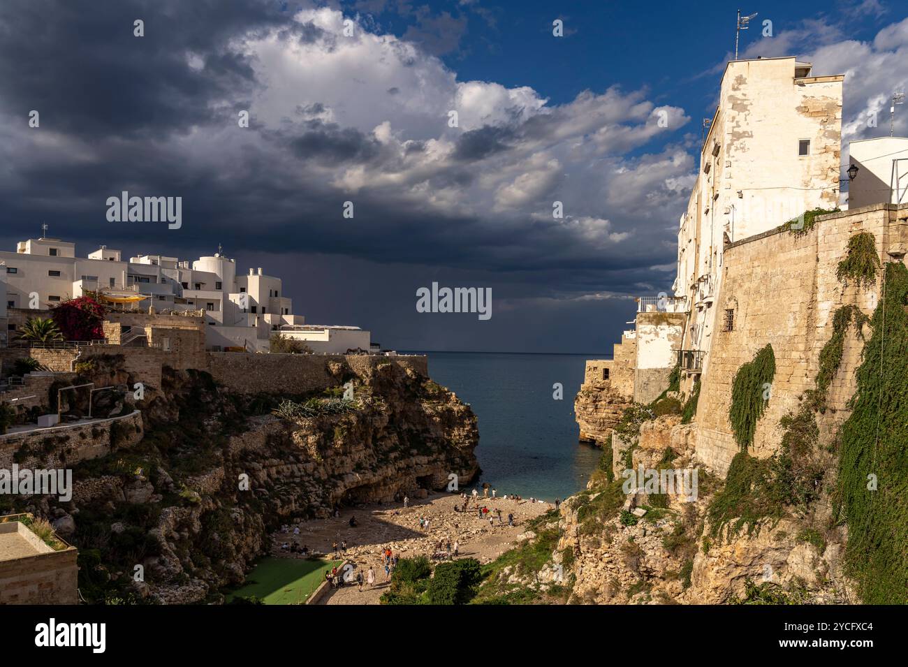 Polignano a Mare Stadtstrand Spiaggia Lama Monachile in Polignano a ...