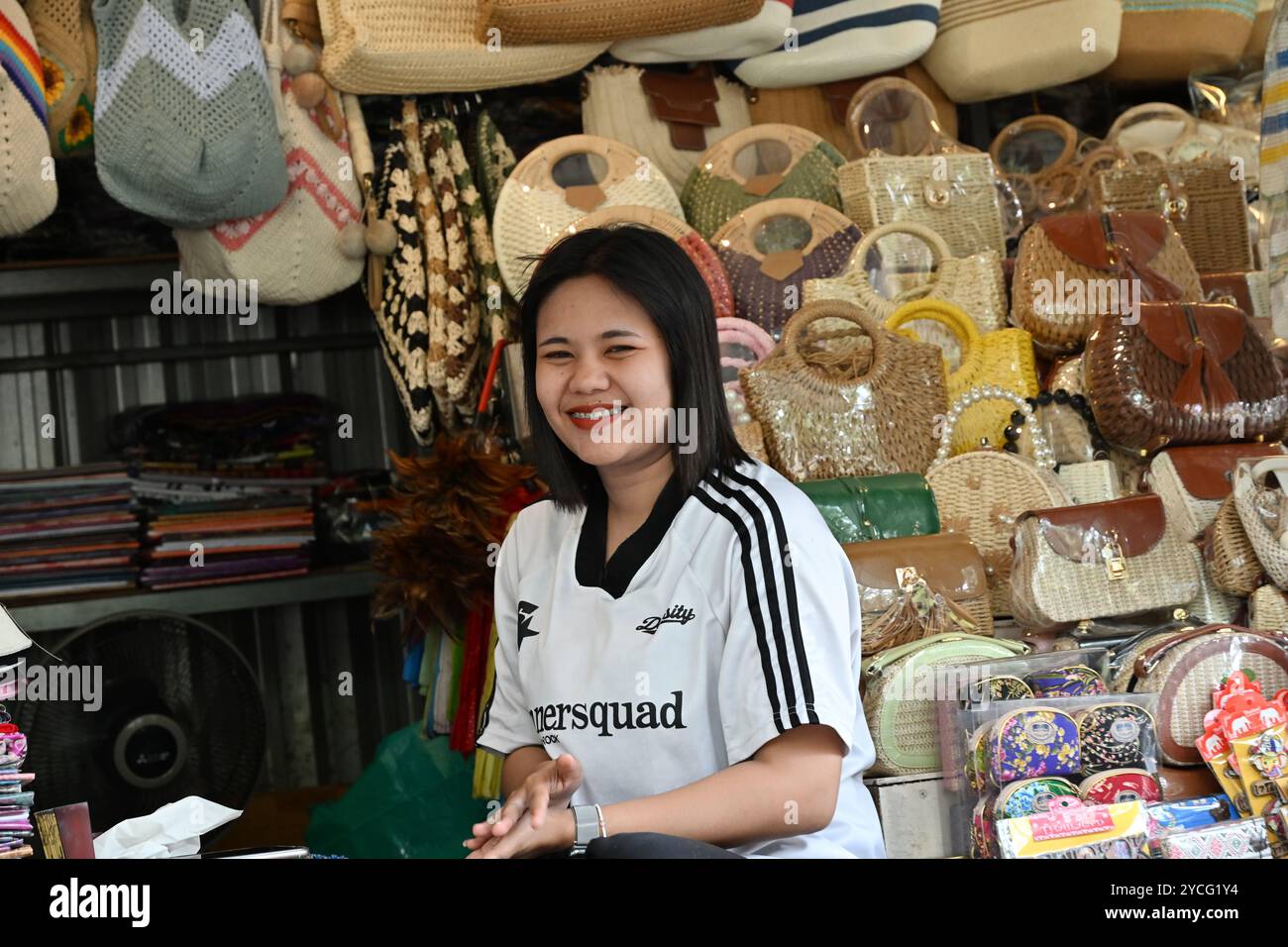 "Floating market Thailand" Portrait of a beautiful smiling sales girl ...