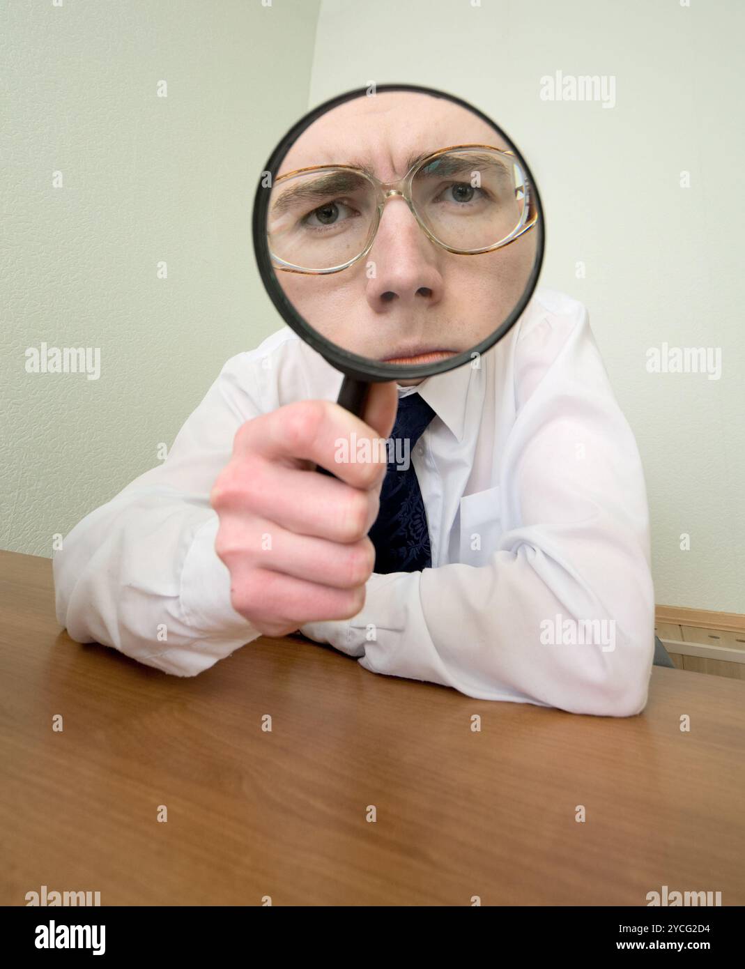 Magnifier guy hi-res stock photography and images - Alamy