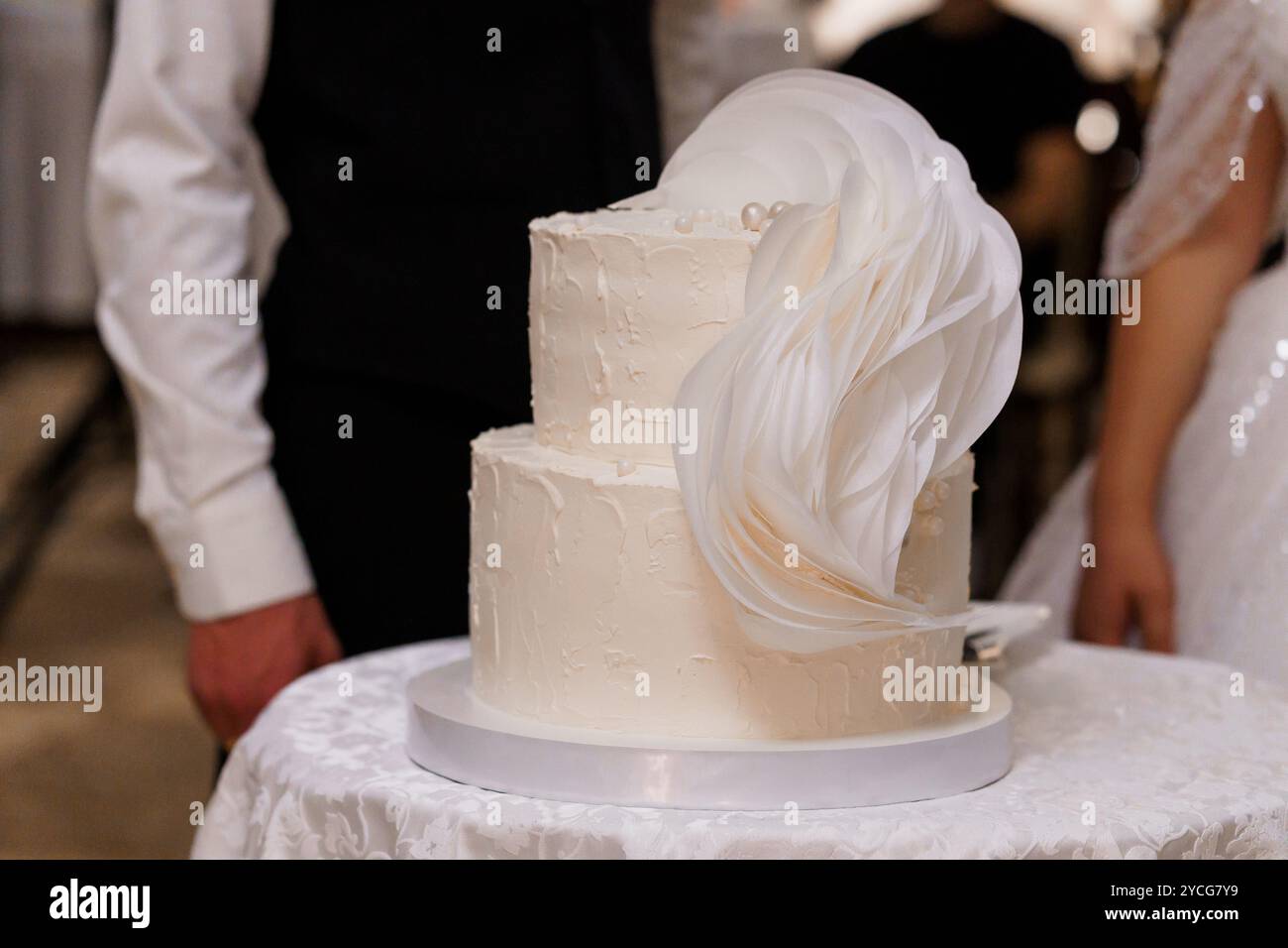 Gourmet tiered wedding cake reception hi-res stock photography and ...