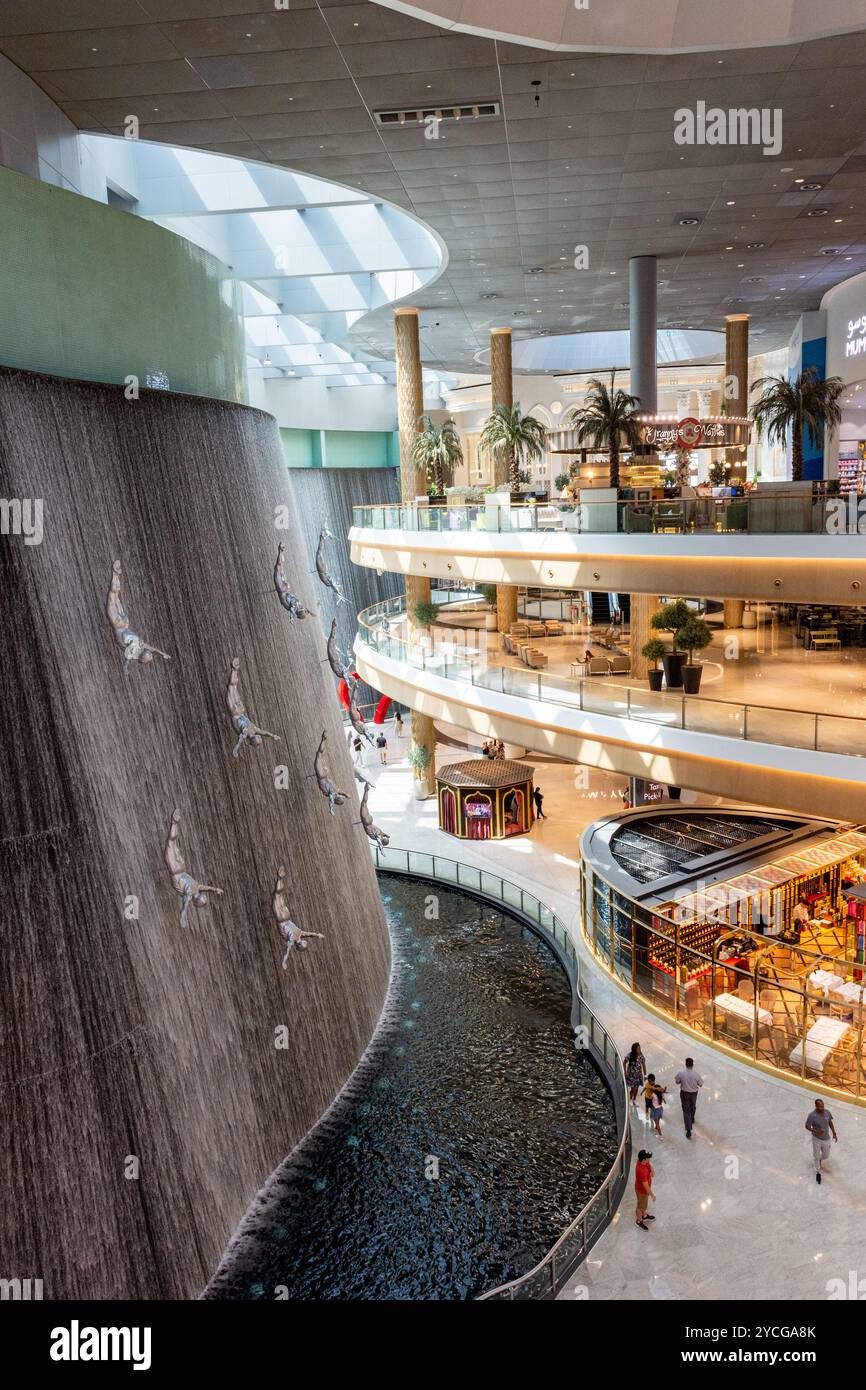 Waterfall diver statue hi-res stock photography and images - Alamy