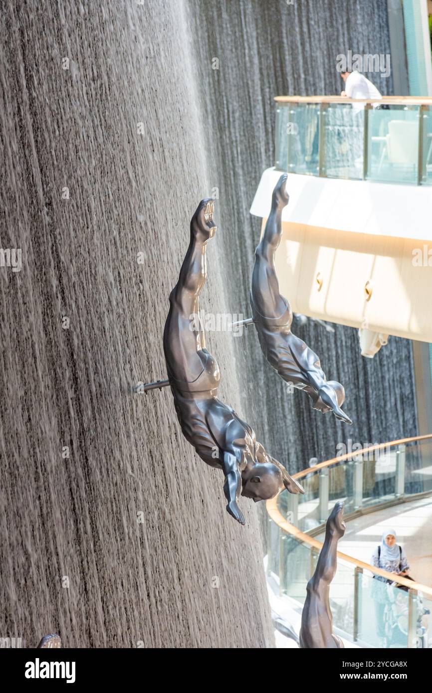 Waterfall diver statue hi-res stock photography and images - Alamy
